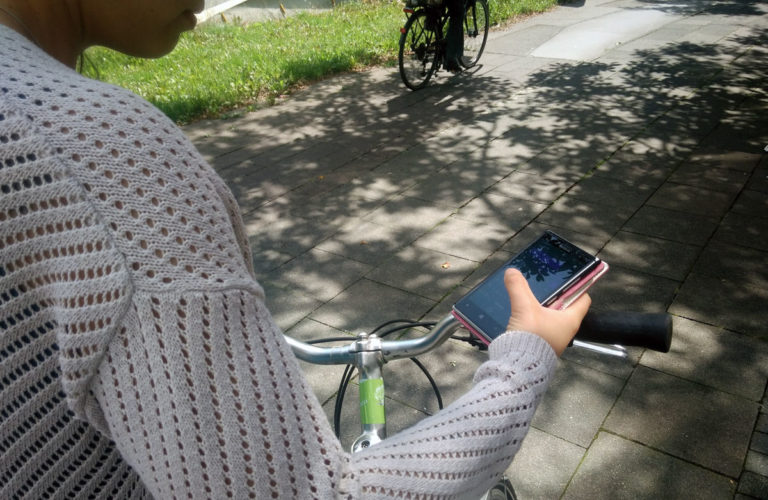Wunderschne Handy Beim Fahrradfahren Bilder